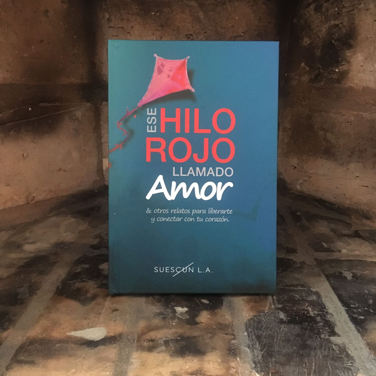 Ese hilo rojo llamado amor - Luis A. Suescún Escritor colombiano